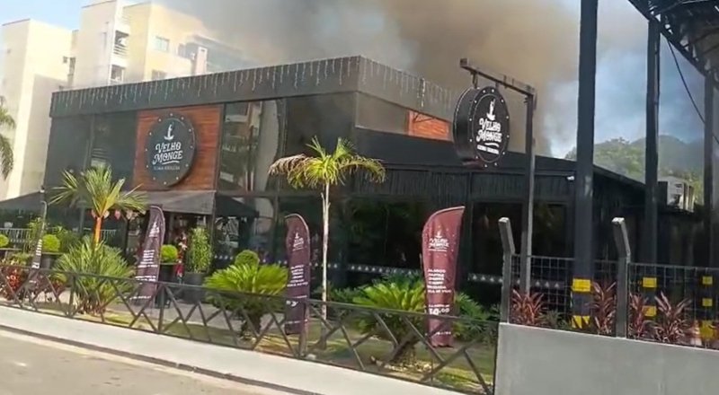 Restaurante ‘Velho Monge’ pega fogo no Parque Dez; veja vídeo - Manaustime